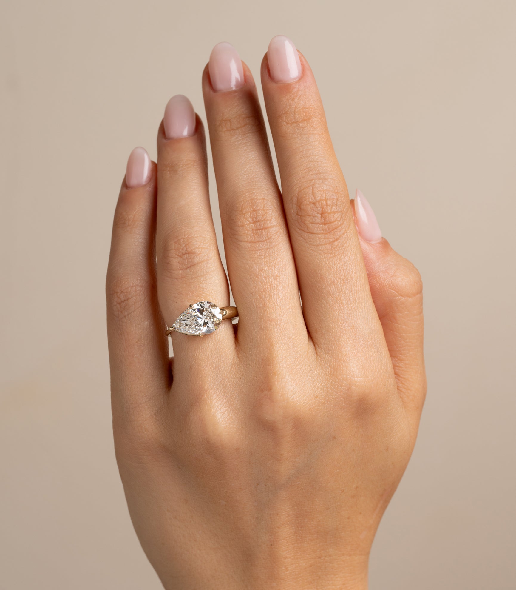 Sloane – Sofia Kaman